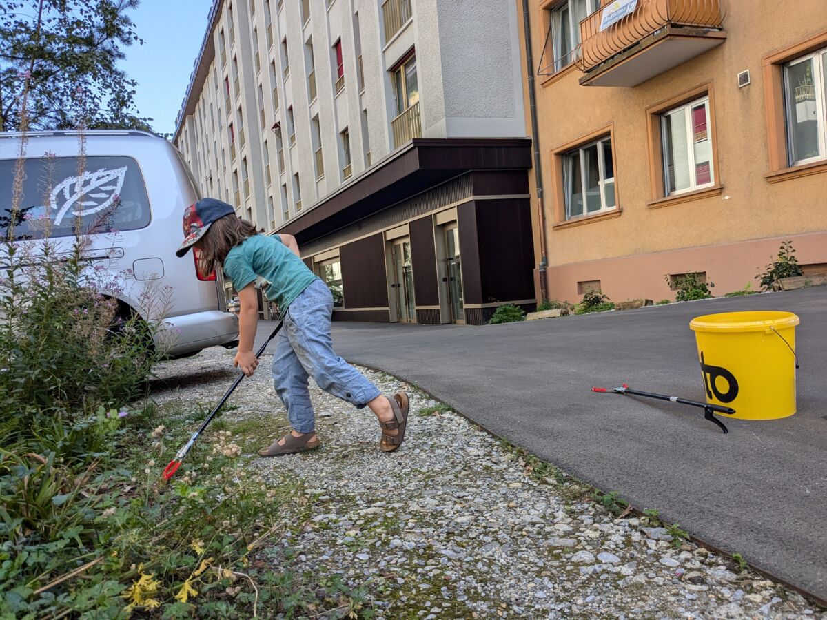 Weg mit Zigarettenstummeln, Plastikverpackungen und Kaugummis ...